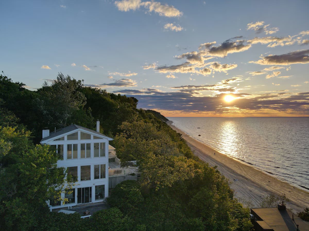Blufftop Beach House | Panoramic Sound Views - Luxury Beach Getaway